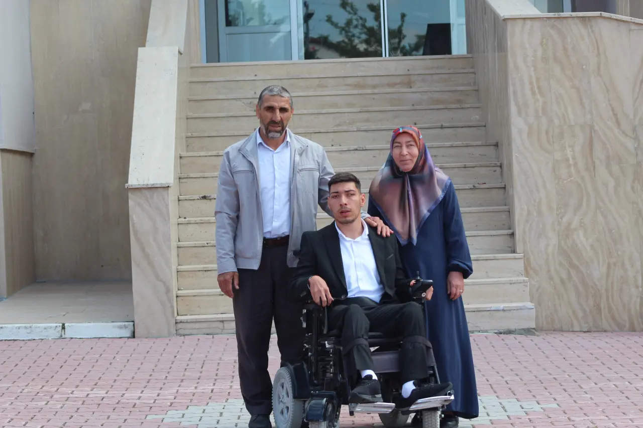 Konya'da okula annesinin sırtında gitti, üniversiteden mezun oldu